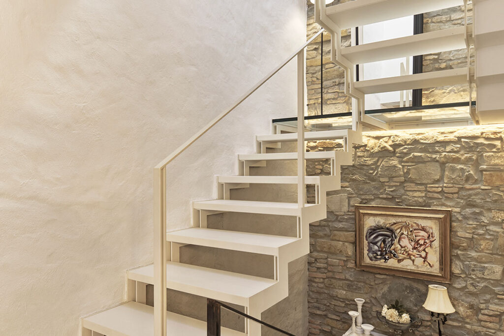 Scale di design su misura in ferro, vetro e legno